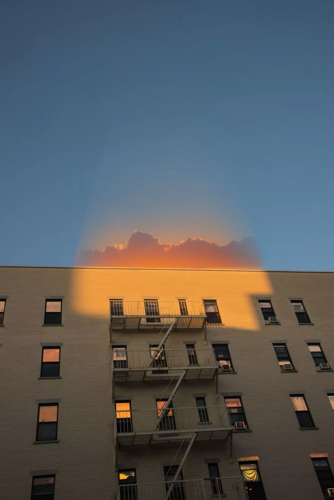 现在城里看不见撕裂胸襟的人，也没有任何人劝他人克制